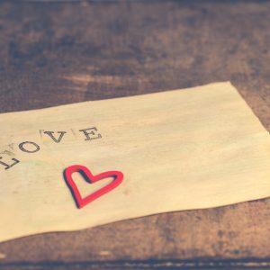 Hoe schrijf je een goede liefdesbrief? 12 tips | DIK.NL